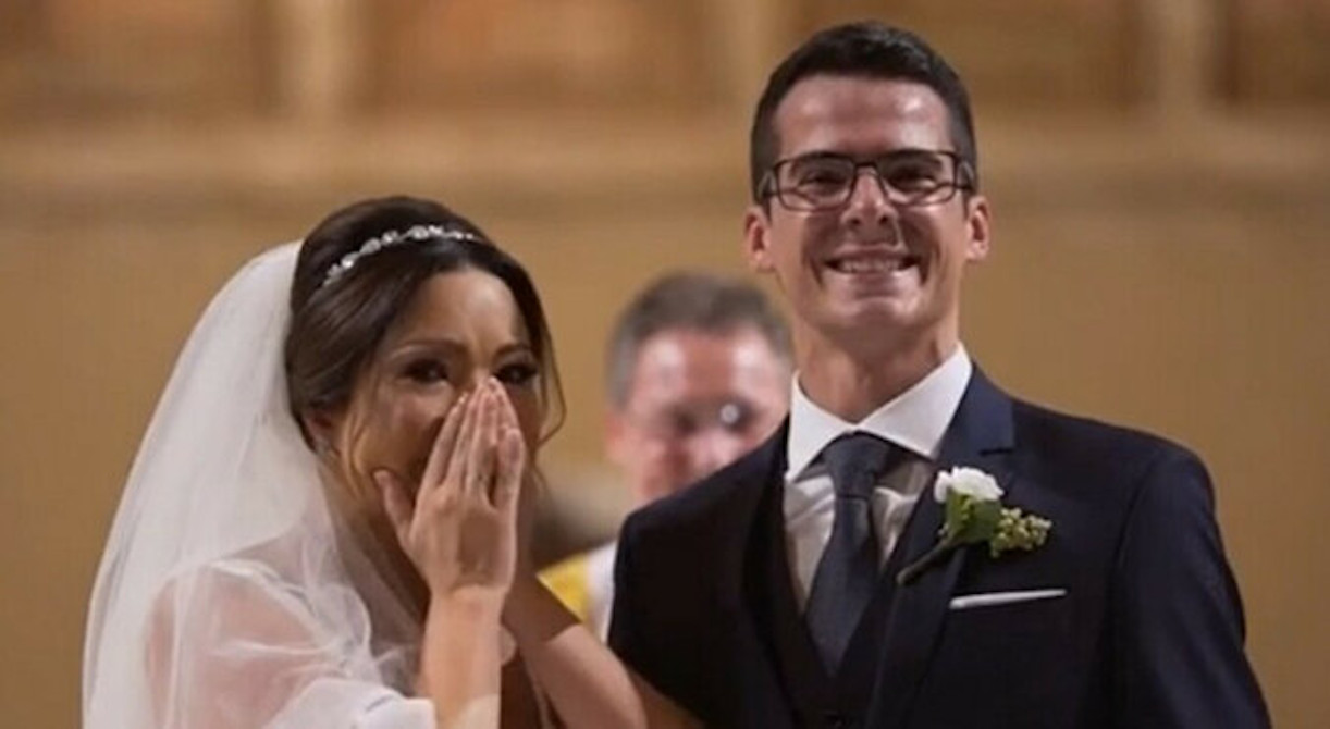 Die Braut, die mit besonderen Kindern arbeitet, erhielt vom Bräutigam ...